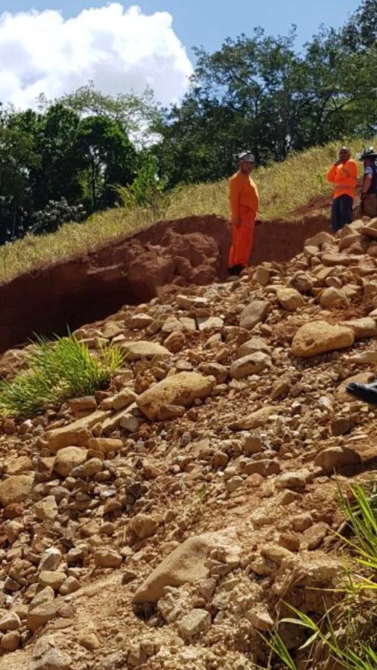 ¡DIOS! Se sepultan vivos. Dos muertos en deslizamientos de tierra y un ...