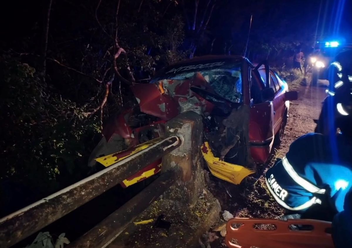 Se salva de morir al chocar contra barandal de puente en Parita